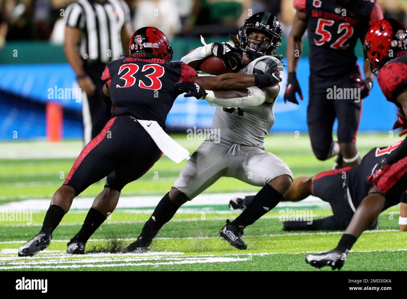 Hawaii running back Dedrick Parson (31) tries to get away from San ...