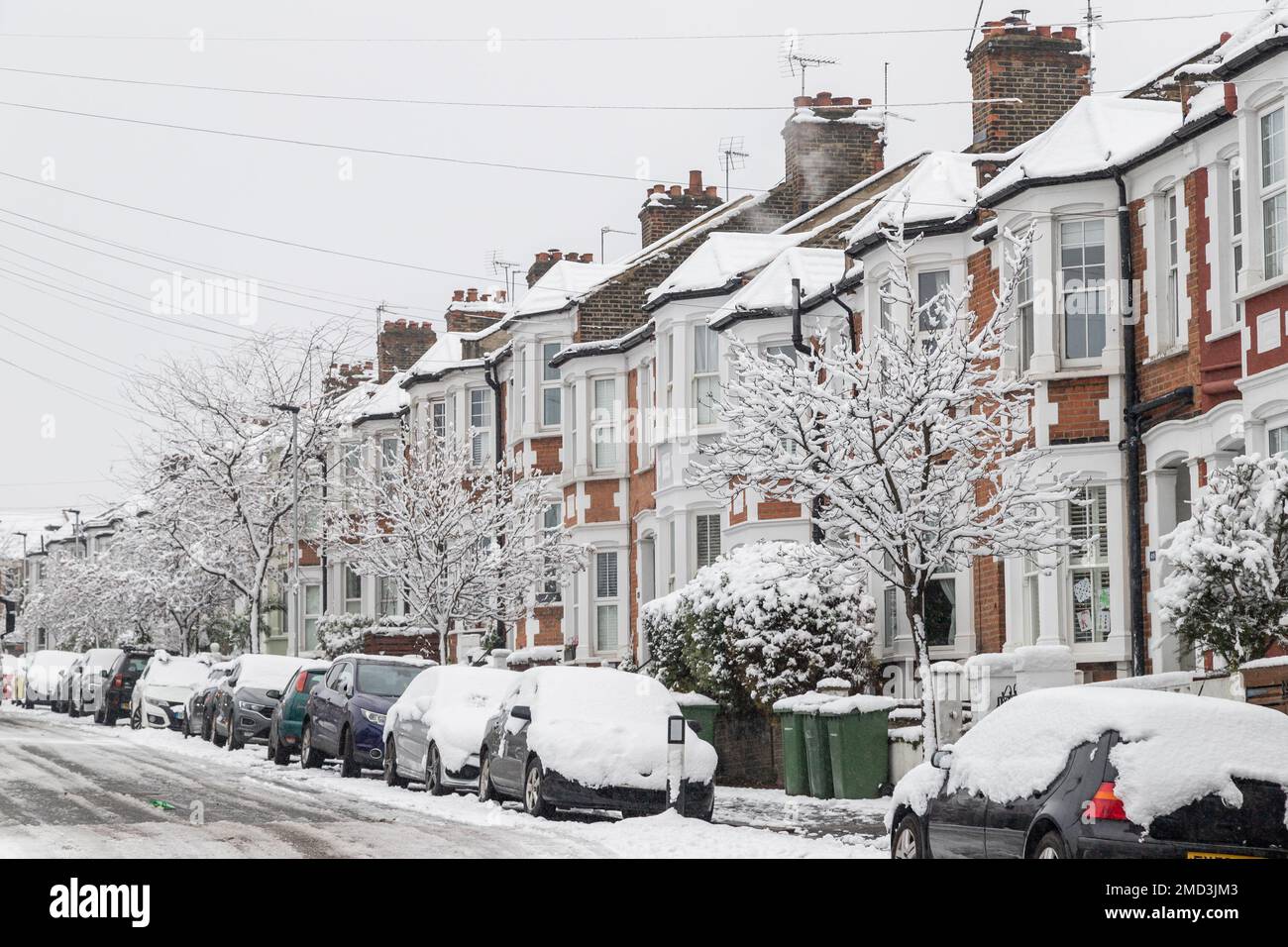 LONDON, UK - 12TH DECEMBER 22: Residential houses and cars covered in ...