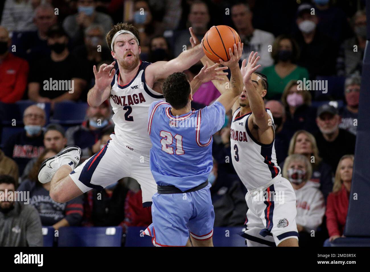 Gonzaga forward Drew Timme (2) and guard Andrew Nembhard (3) defend ...