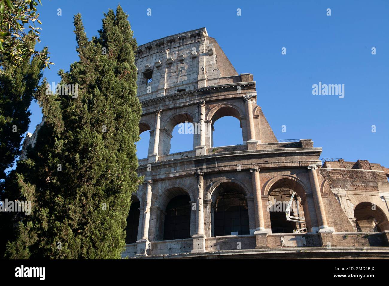Exterior of the Roman Colosseum in Rome Stock Photo - Alamy