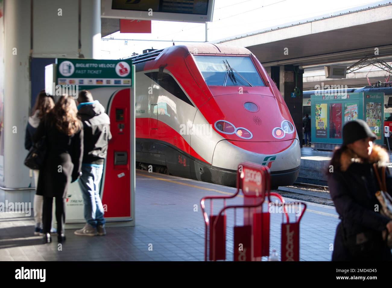 Passengers at the railway station in Rome Stock Photo - Alamy