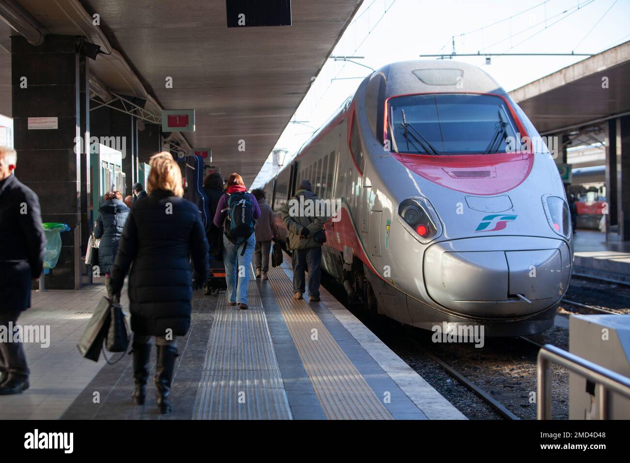 Passengers at the railway station in Rome Stock Photo - Alamy