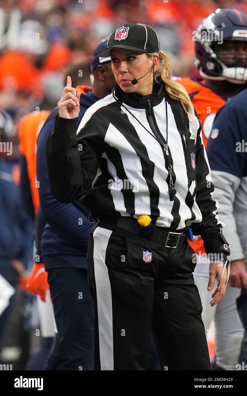 line judge Sarah Thomas (53) makes a call during the Denver Broncos v ...