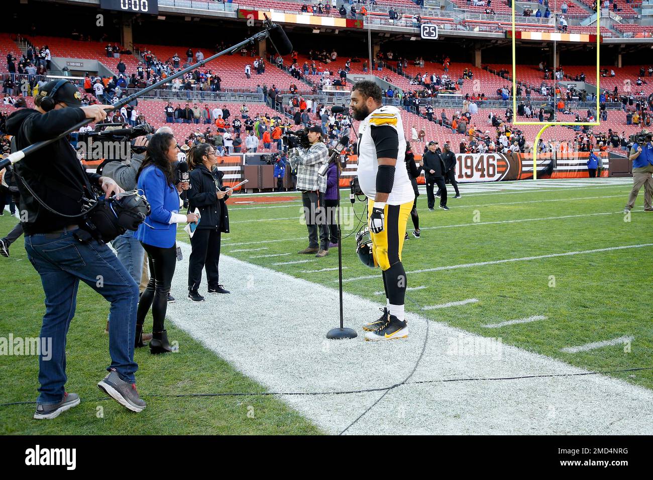 NFL Network reporter Aditi Kinkhabwala interviews Pittsburgh Steelers ...