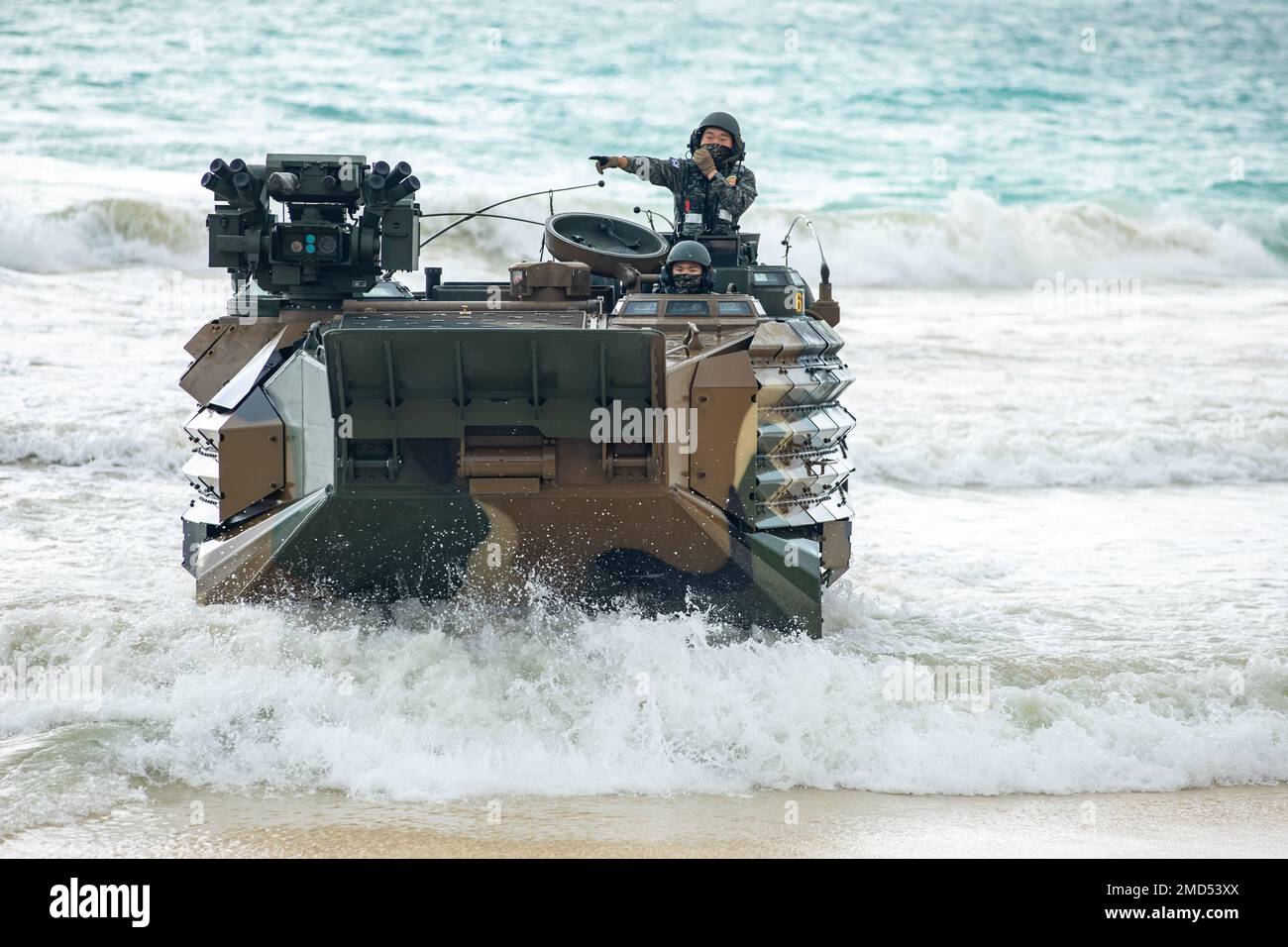 Assault amphibian vehicle hi-res stock photography and images - Alamy