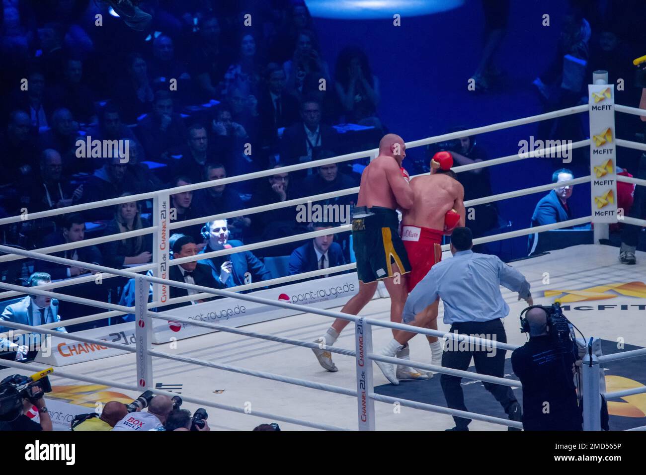 28-11-2015 Dusseldorf Germany. Tyson Fury attacks but Wladimir ...