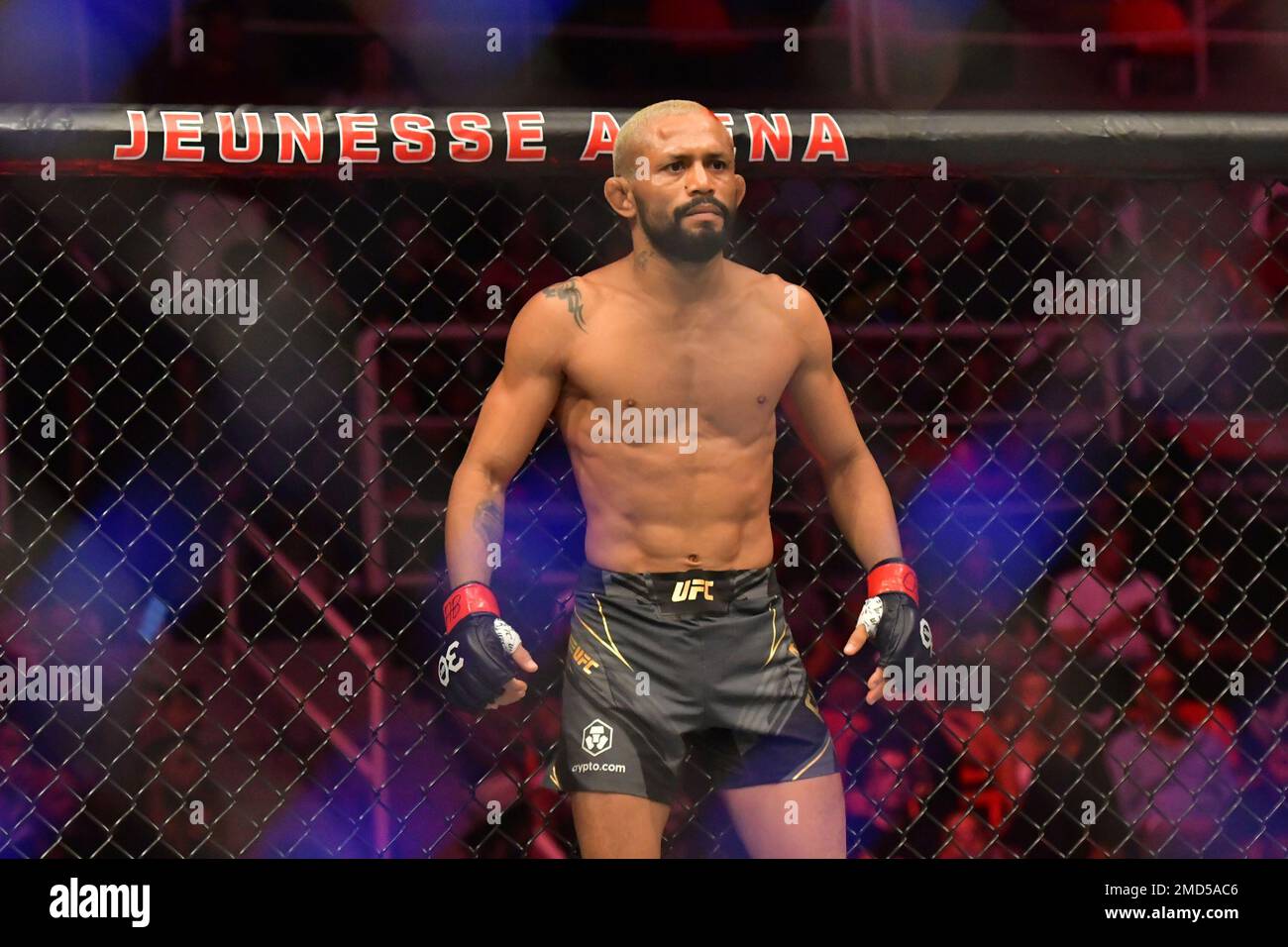 RIO DE JANEIRO, RJ - JANUARY 22: Deiveson Figueiredo prepares to fight ...