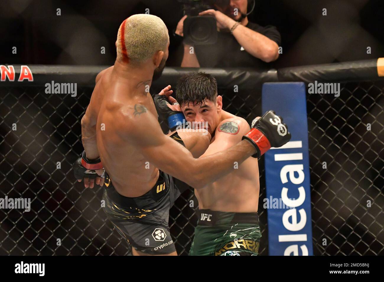 RIO DE JANEIRO, RJ - JANUARY 22: (L-R) Deiveson Figueiredo kicks ...