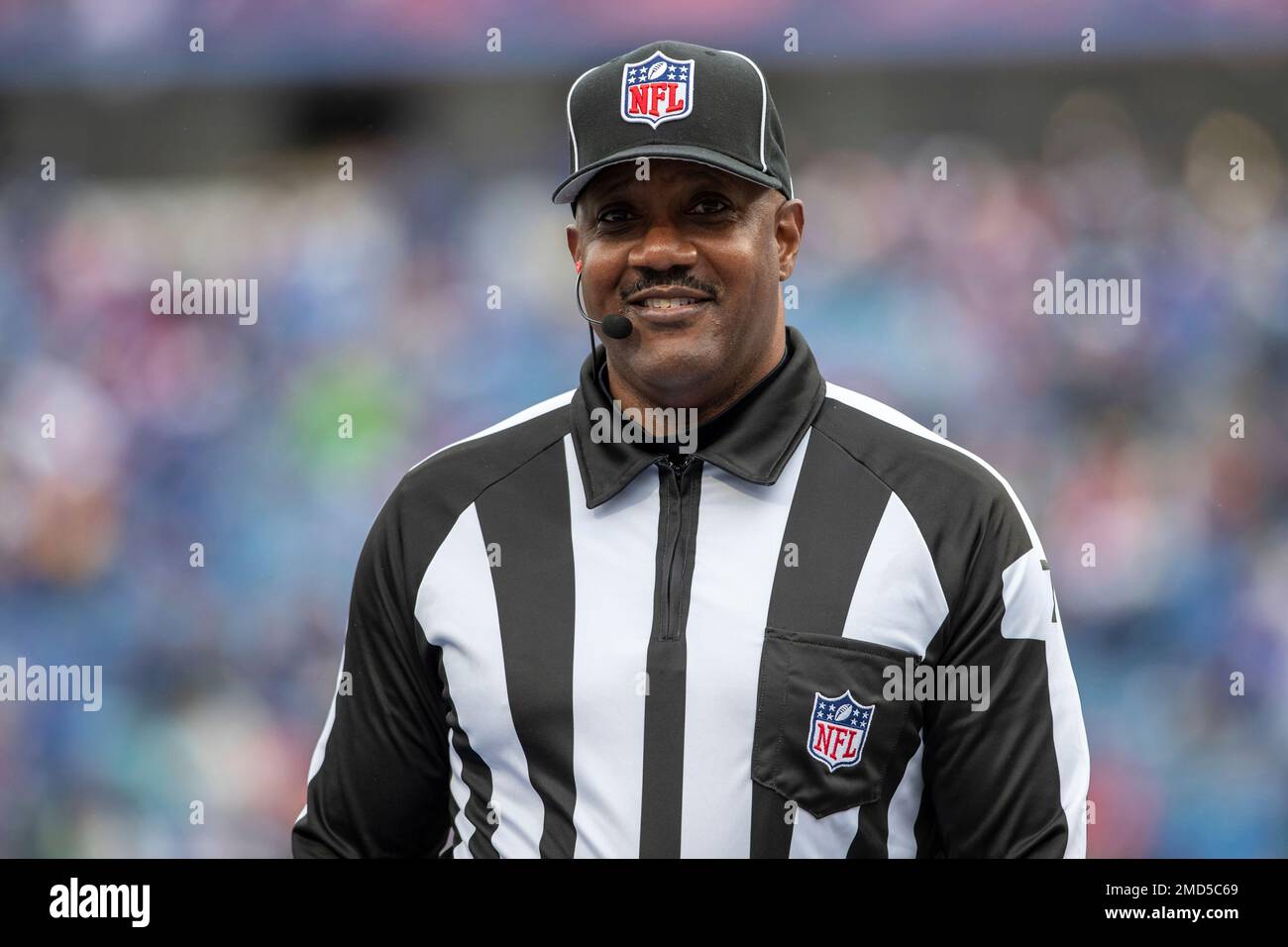 NFL Side Judge Keith Washington (7) looks on before an NFL football ...
