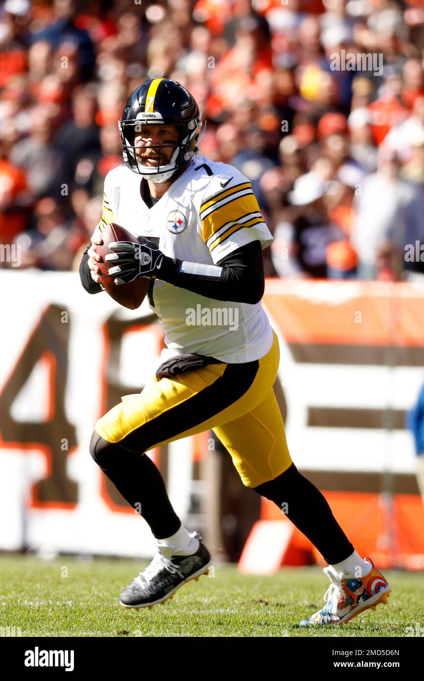 Pittsburgh Steelers quarterback Ben Roethlisberger (7) looks to pass ...