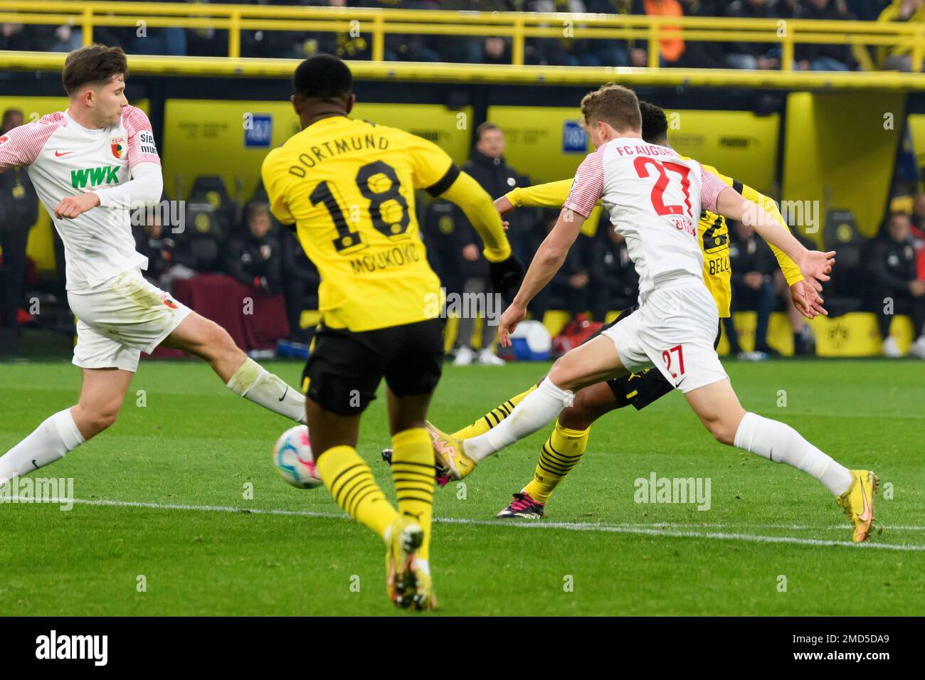 Jude BELLINGHAM (DO) scores the goal to make it 1:0 for Borussia ...