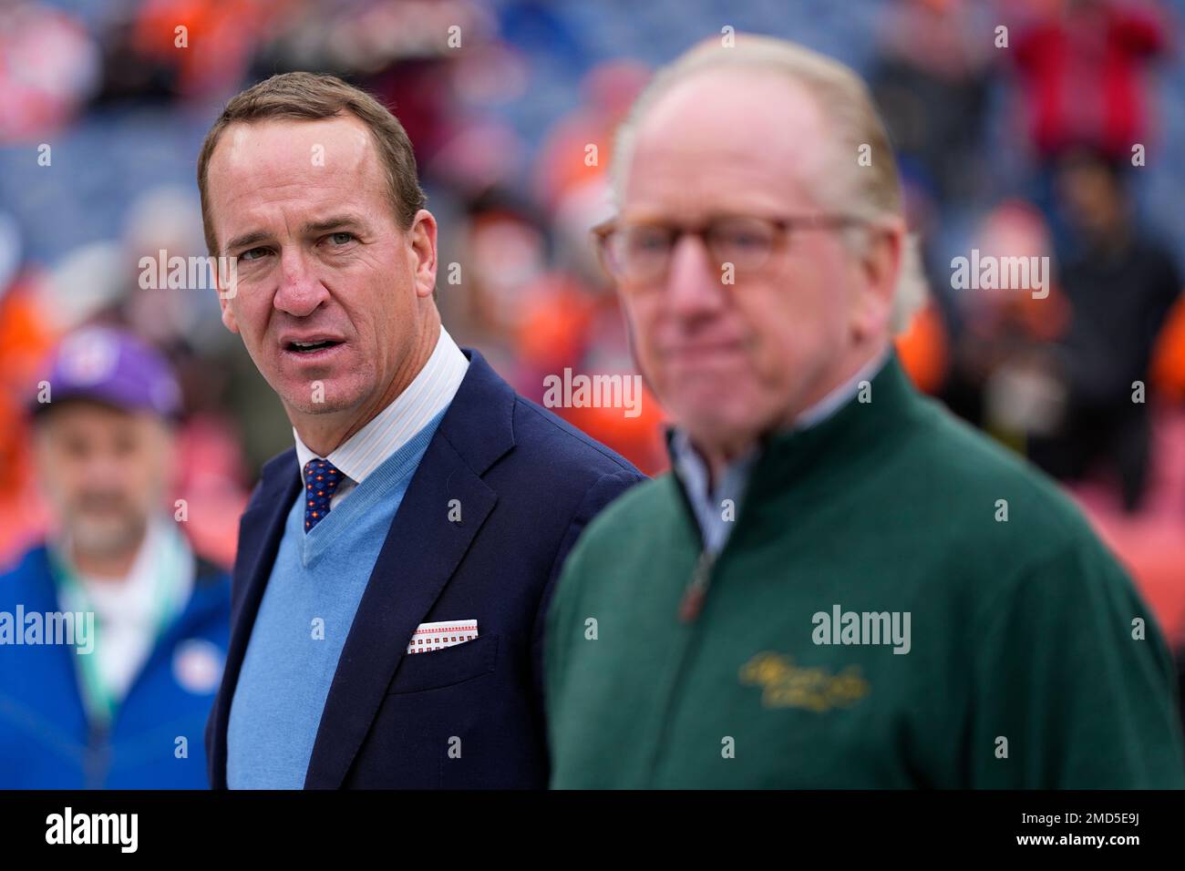 Former Denver Broncos quarterback Peyton Manning, left, watches warm ...