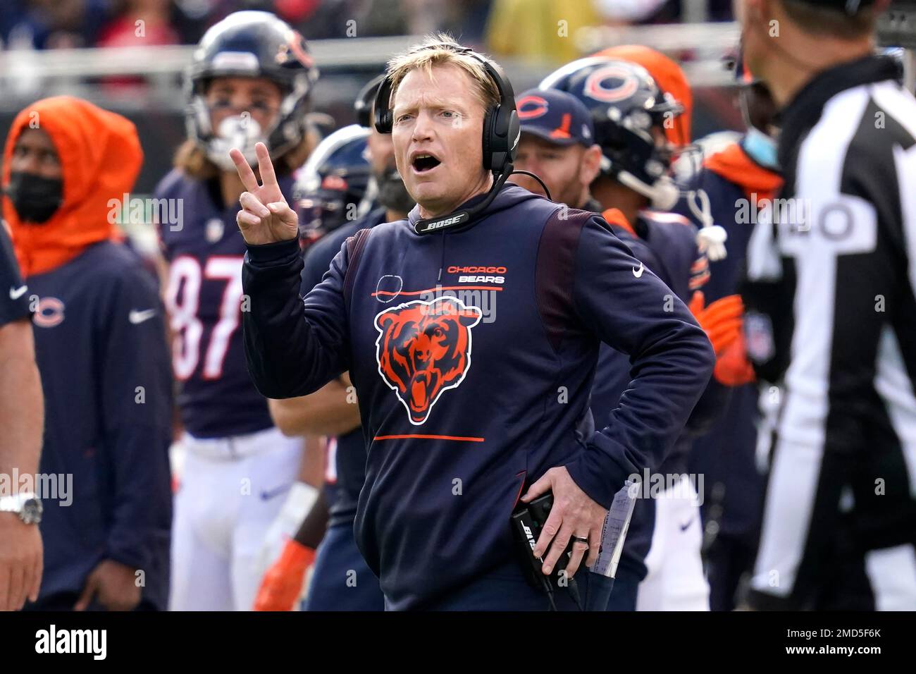 Chicago Bears acting head coach Chris Tabor directs his team during the ...