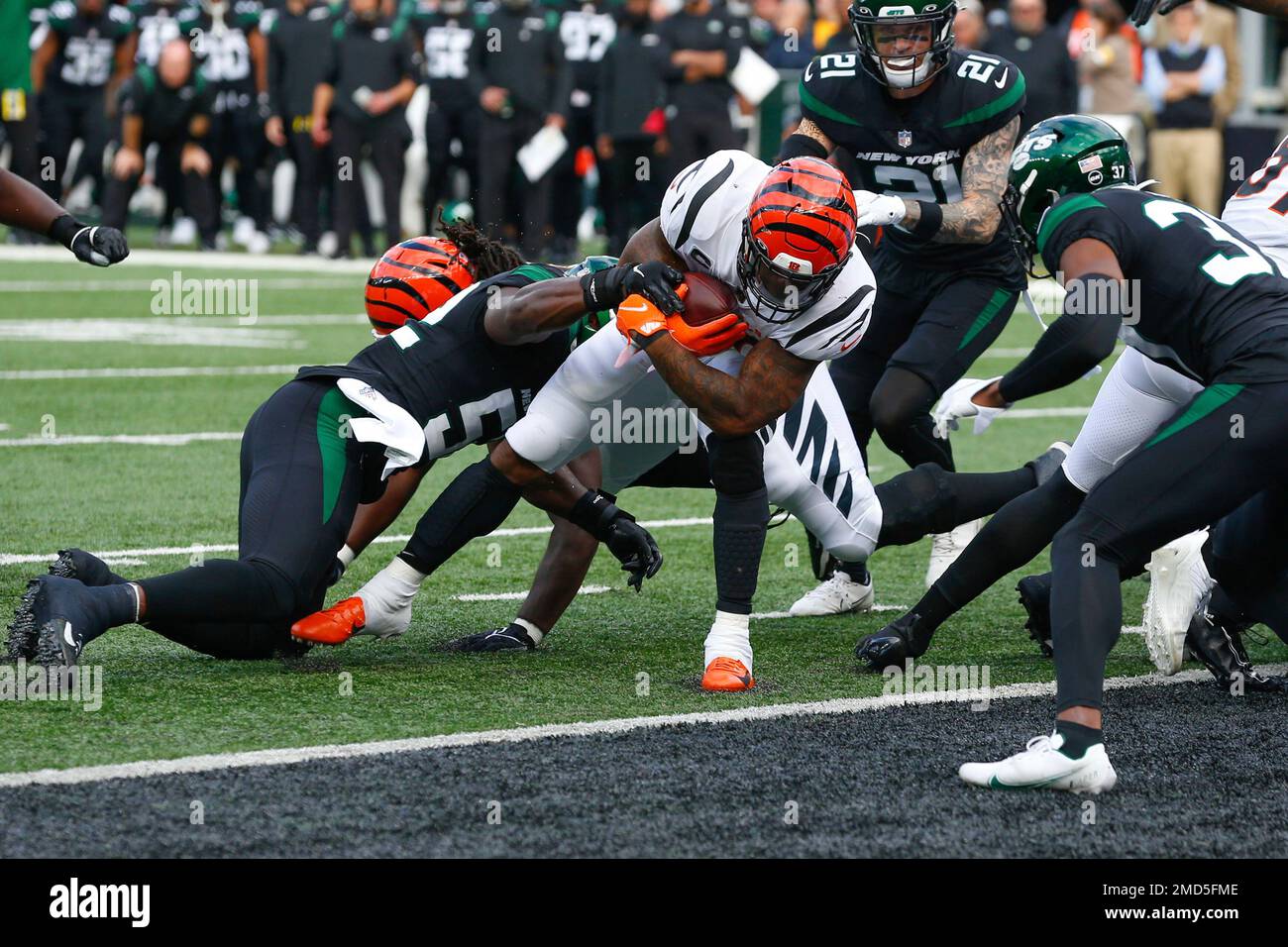 Cincinnati Bengals' Joe Mixon, center, scores a touchdown during the ...