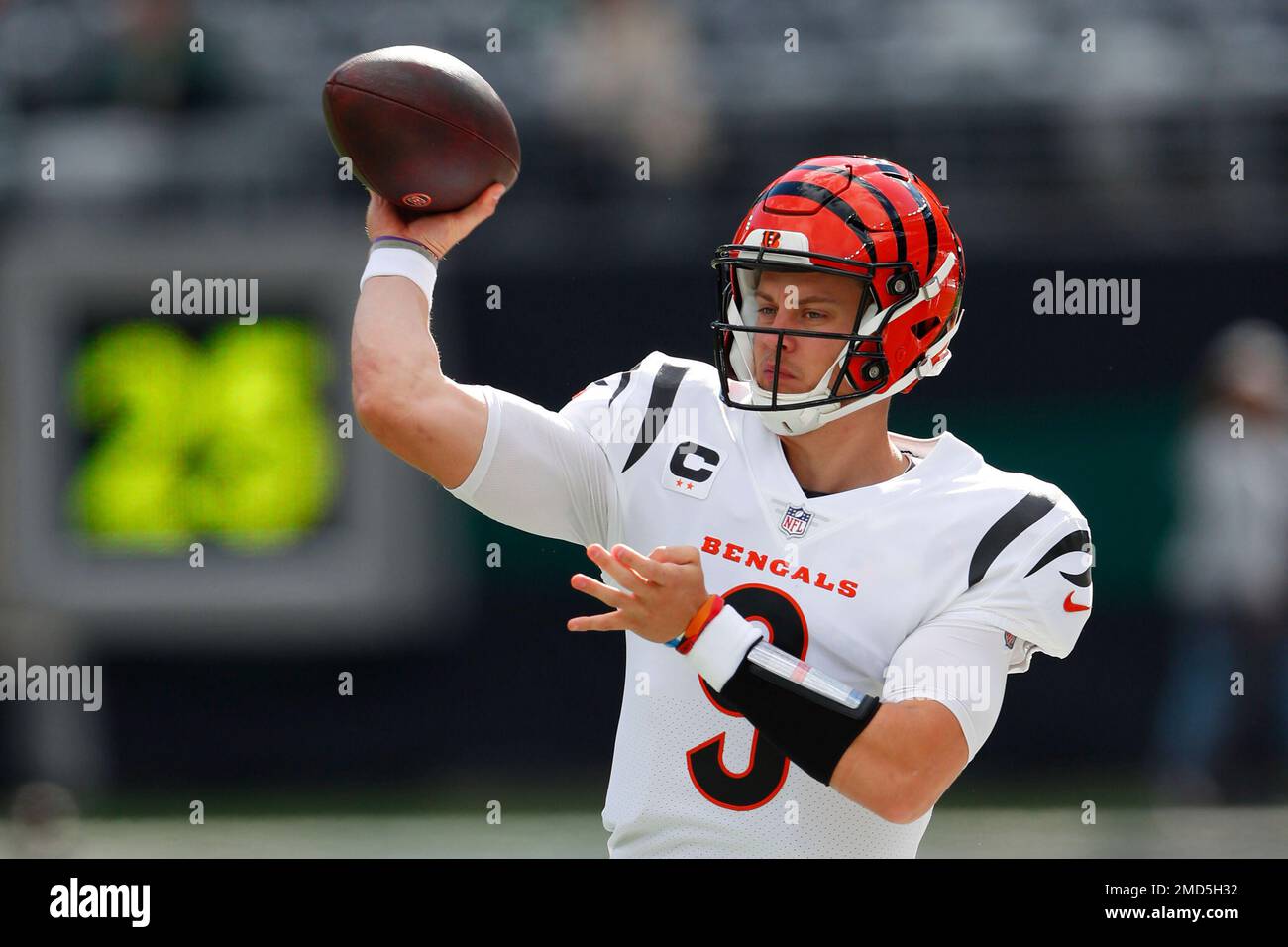 Cincinnati Bengals quarterback Joe Burrow warms-up before an NFL ...