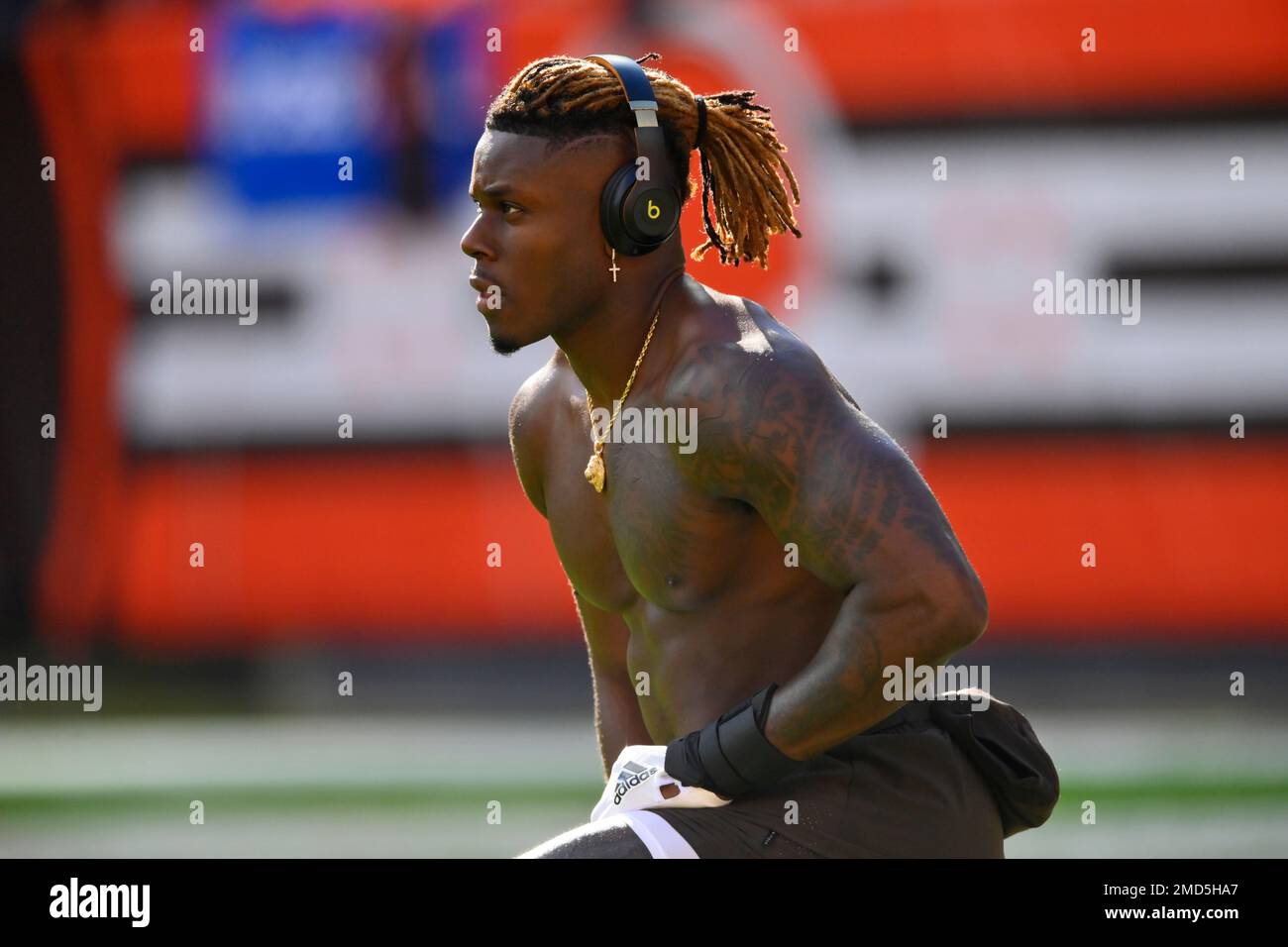 Cleveland Browns tight end David Njoku warms-up before an NFL football ...
