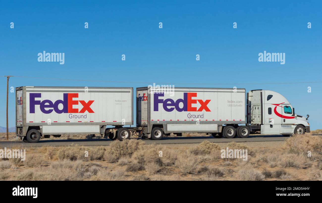 FedEx trailer truck shown driving in the Mojave Desert Stock Photo - Alamy
