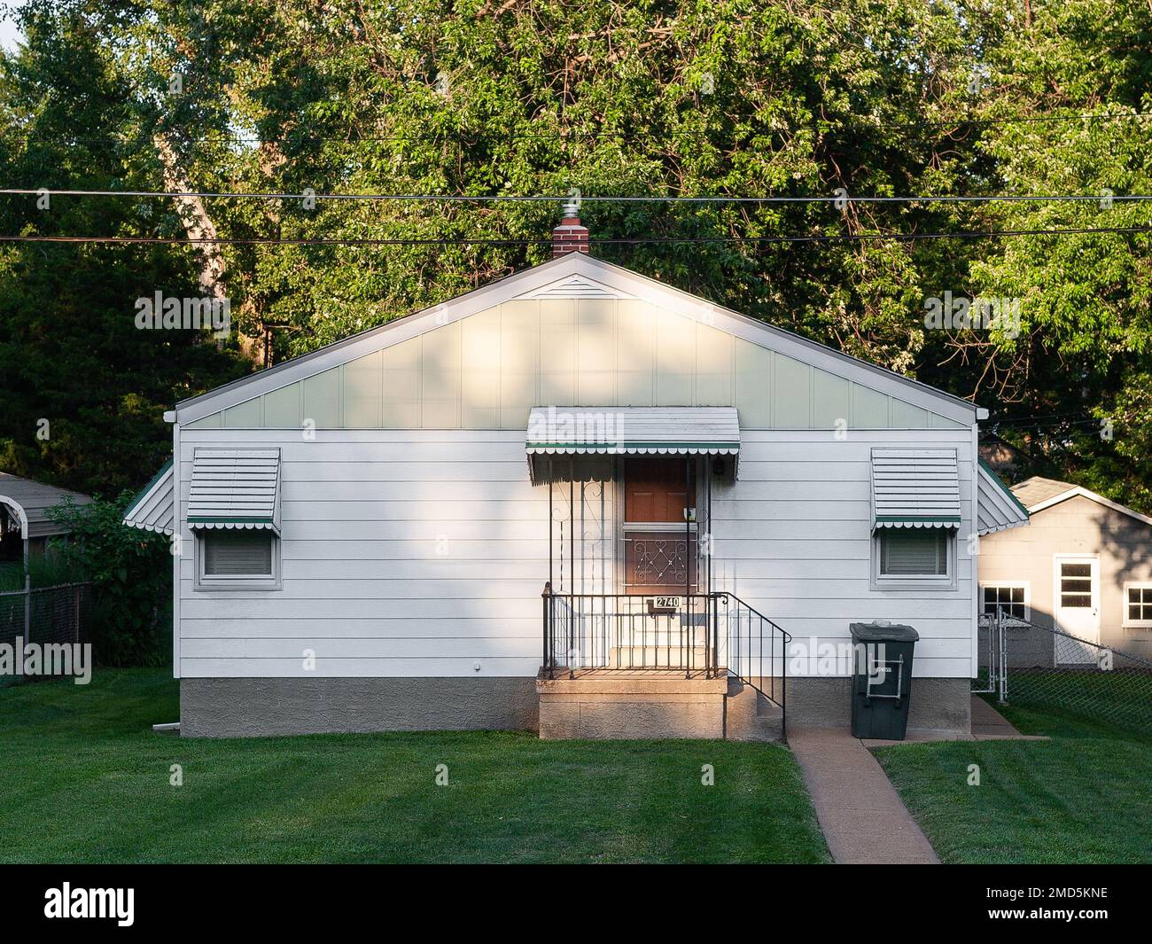 Residential building detached house hi-res stock photography and images ...