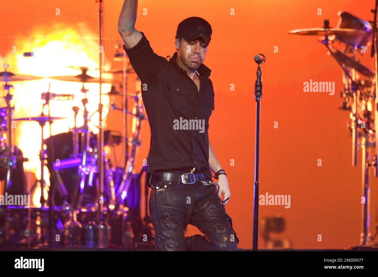 Enrique Iglesias Performs at State Farm Arena on Friday, October 29 ...