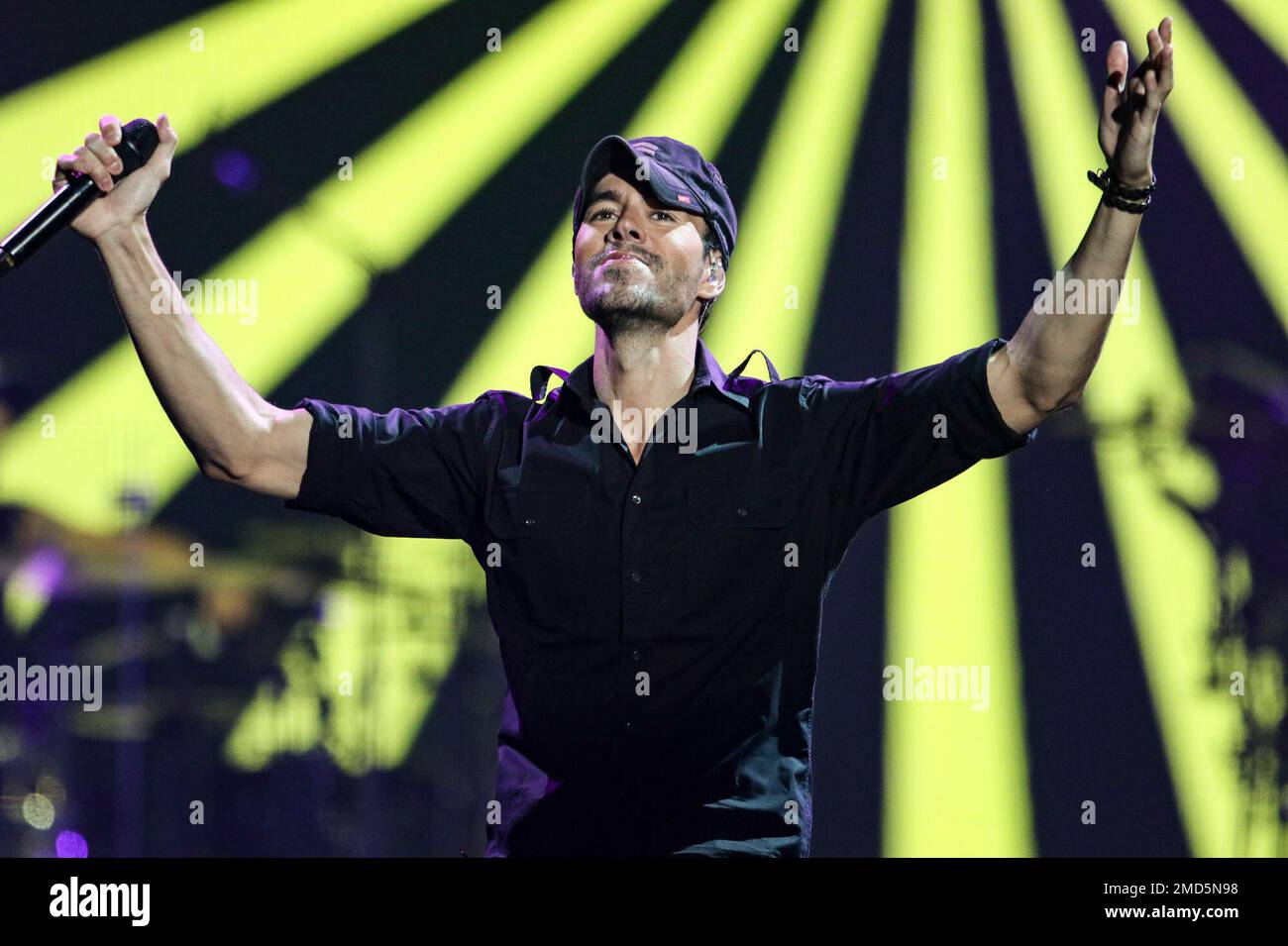 Enrique Iglesias Performs at State Farm Arena on Friday, October 29 ...
