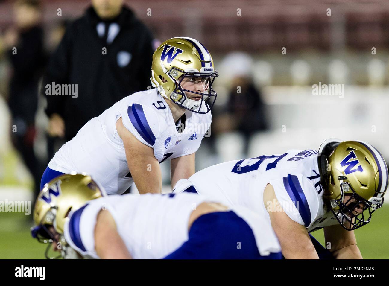 Washington quarterback Dylan Morris warms up before the team's NCAA ...