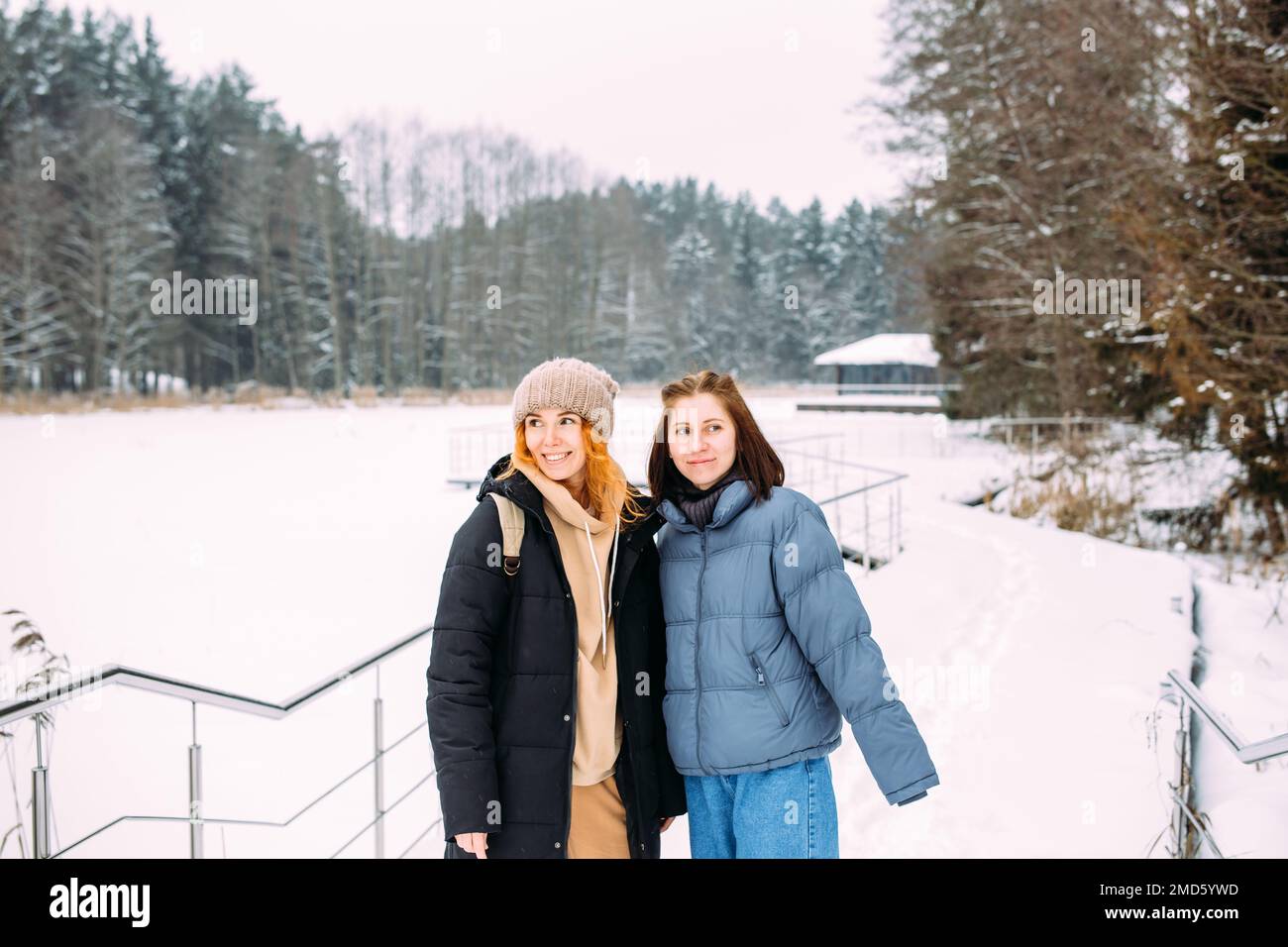 Friends outdoors winter park hi-res stock photography and images - Alamy