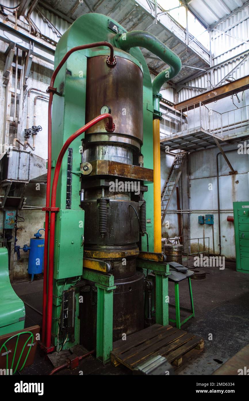 Hydraulic press car hi-res stock photography and images - Alamy