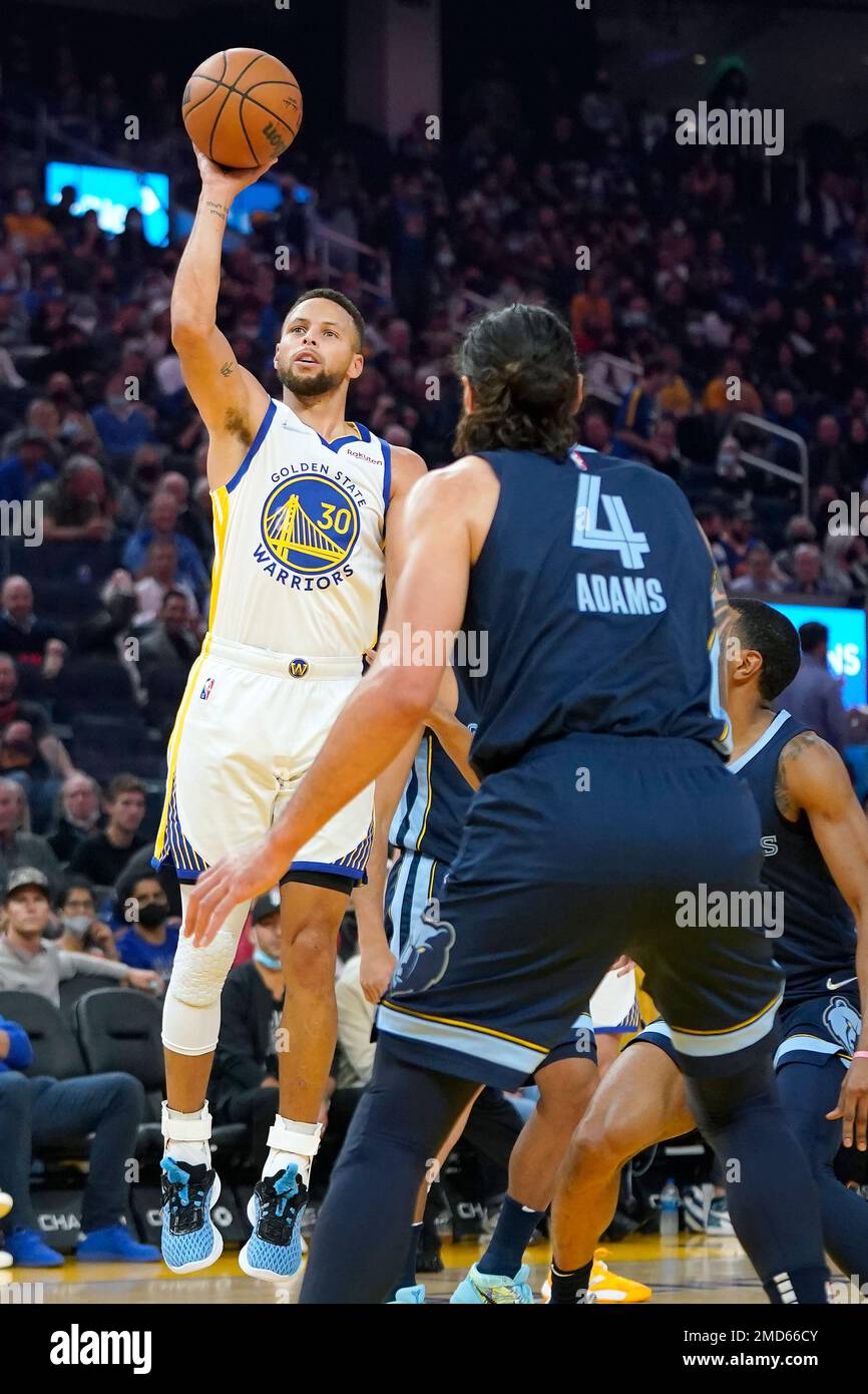 Golden State Warriors guard Stephen Curry (30) shoots against Memphis ...