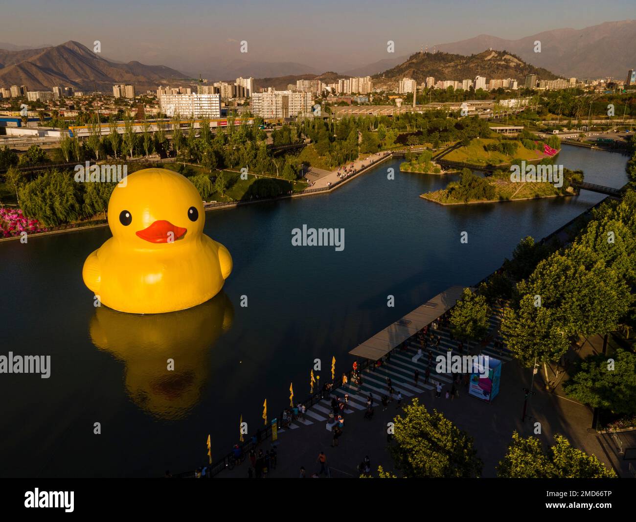 A giant inflatable rubber duck designed by Dutch artist Florentijn ...