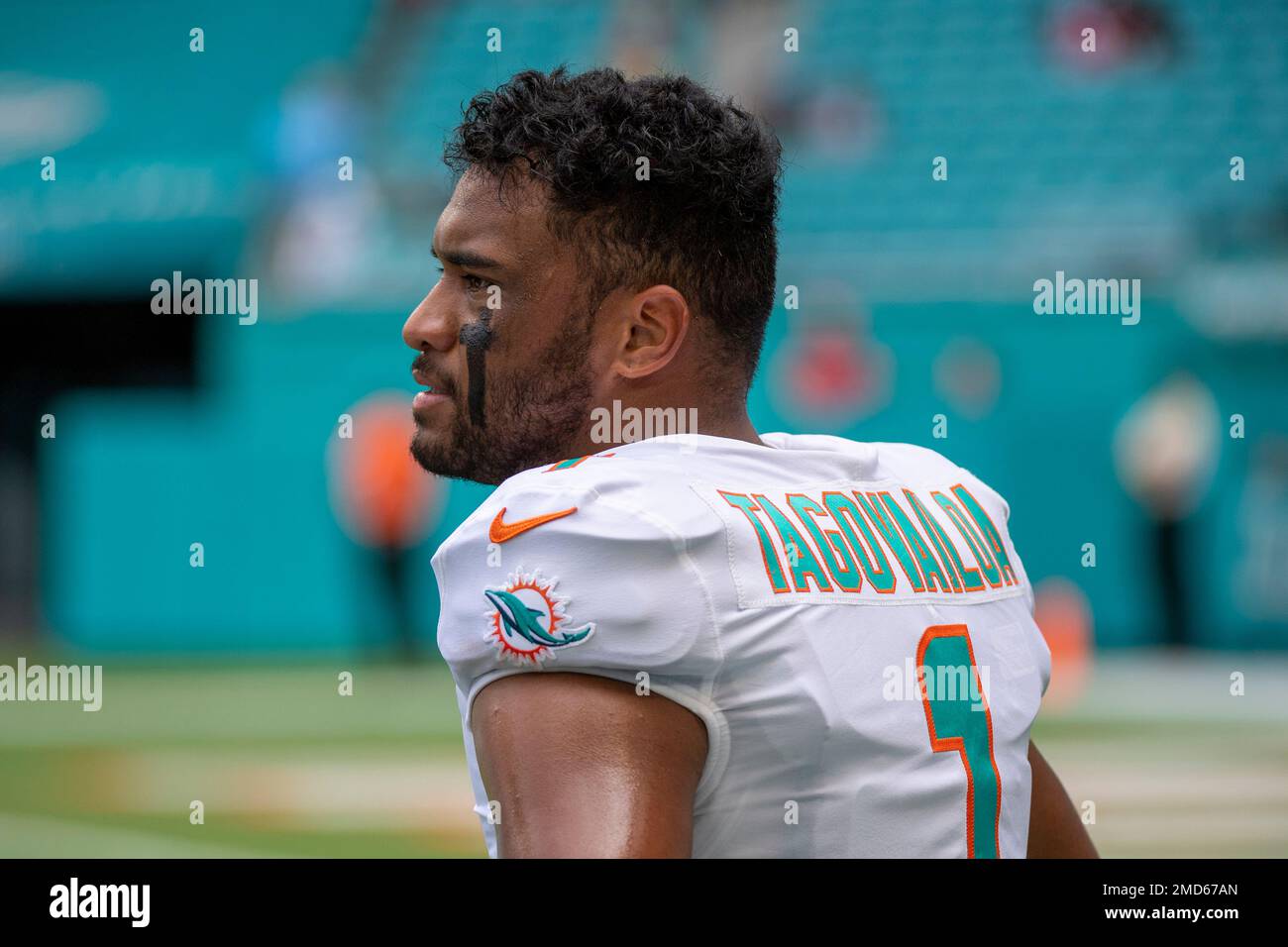 Miami Dolphins quarterback Tua Tagovailoa (1) warms up on the field ...
