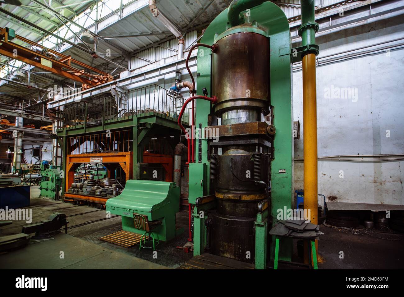 Hydraulic press in the factory workshop Stock Photo - Alamy