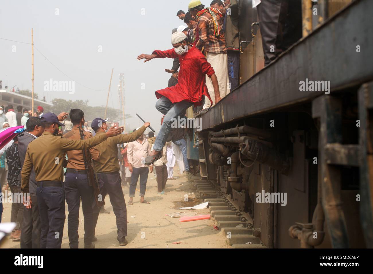 Dhaka, Dhaka, Bangladesh. 22nd Jan, 2023. Muslim devotees return in an ...