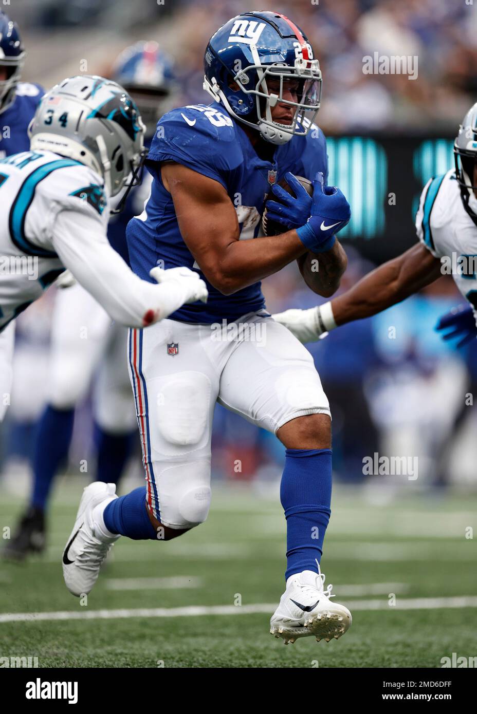 New York Giants running back Devontae Booker (28) runs against the ...