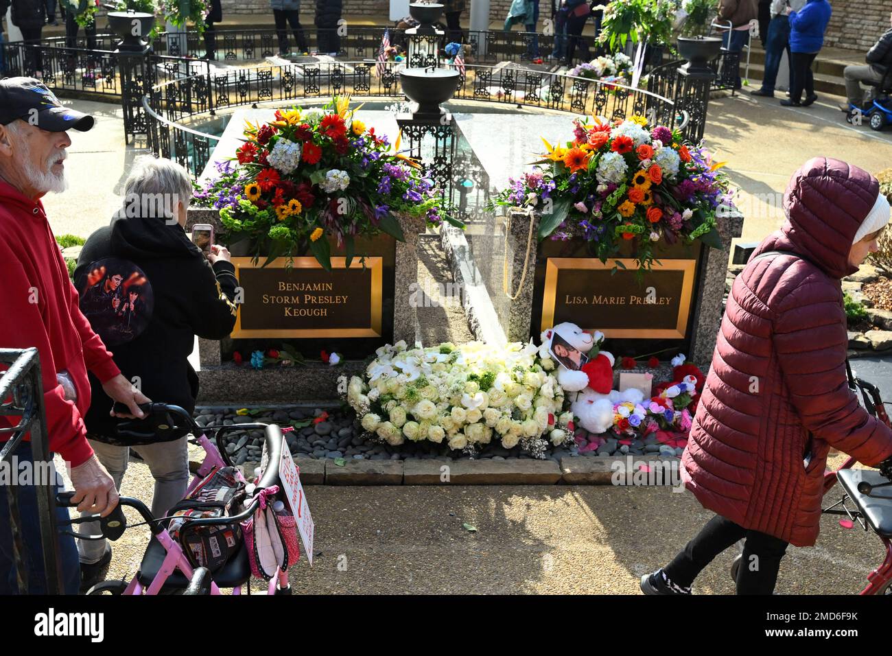 Visitors to Graceland look at the gravesite of Lisa Marie Presley and ...