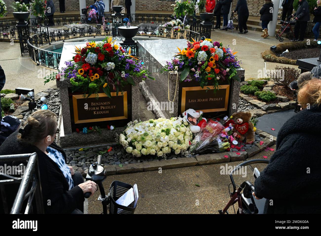Visitors to Graceland look at the gravesite of Lisa Marie Presley and ...