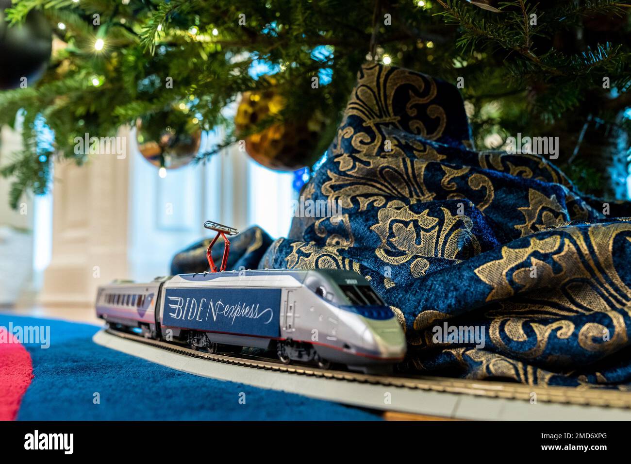 Reportage: A toy train is part of holiday decorations in the Oval ...