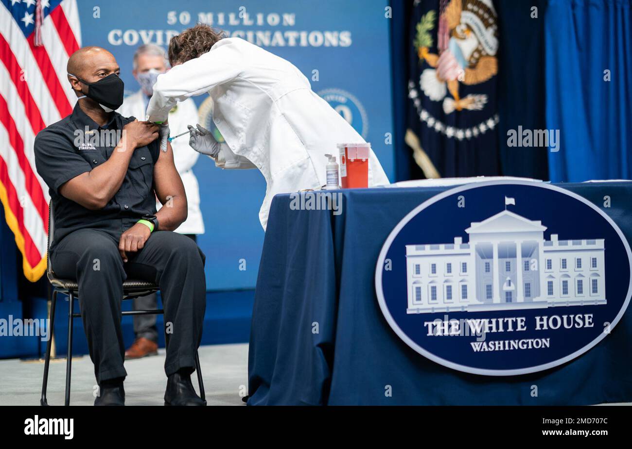 Reportage: DC Firefighter and EMT Gerald Bunn receives a COVID-19 ...