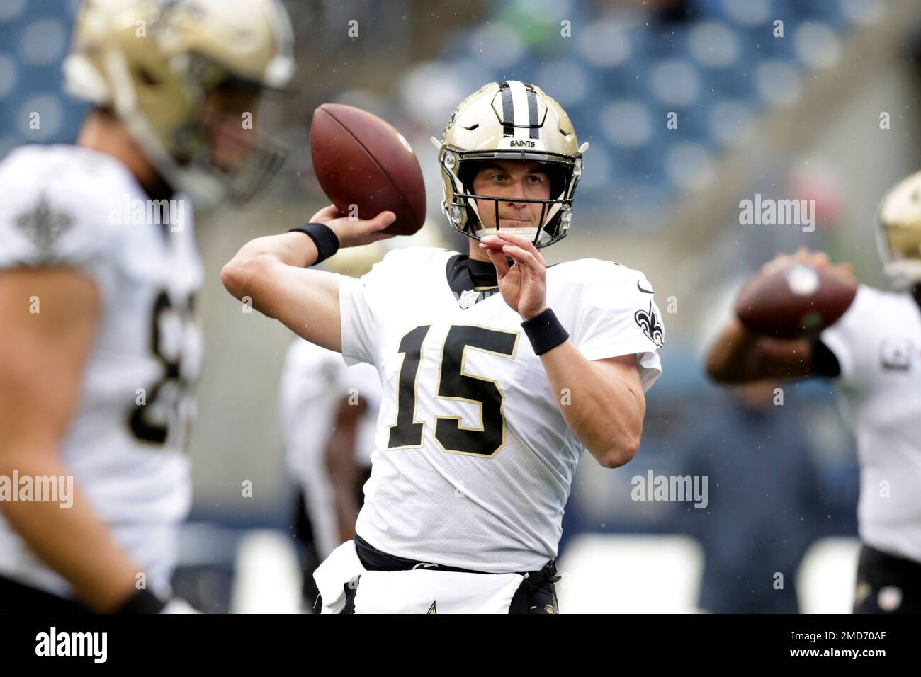New Orleans Saints quarterback Trevor Siemian warms-up before an NFL ...