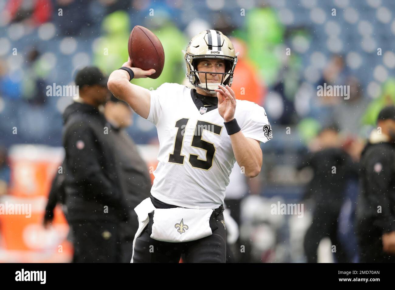 New Orleans Saints quarterback Trevor Siemian warms-up before an NFL ...
