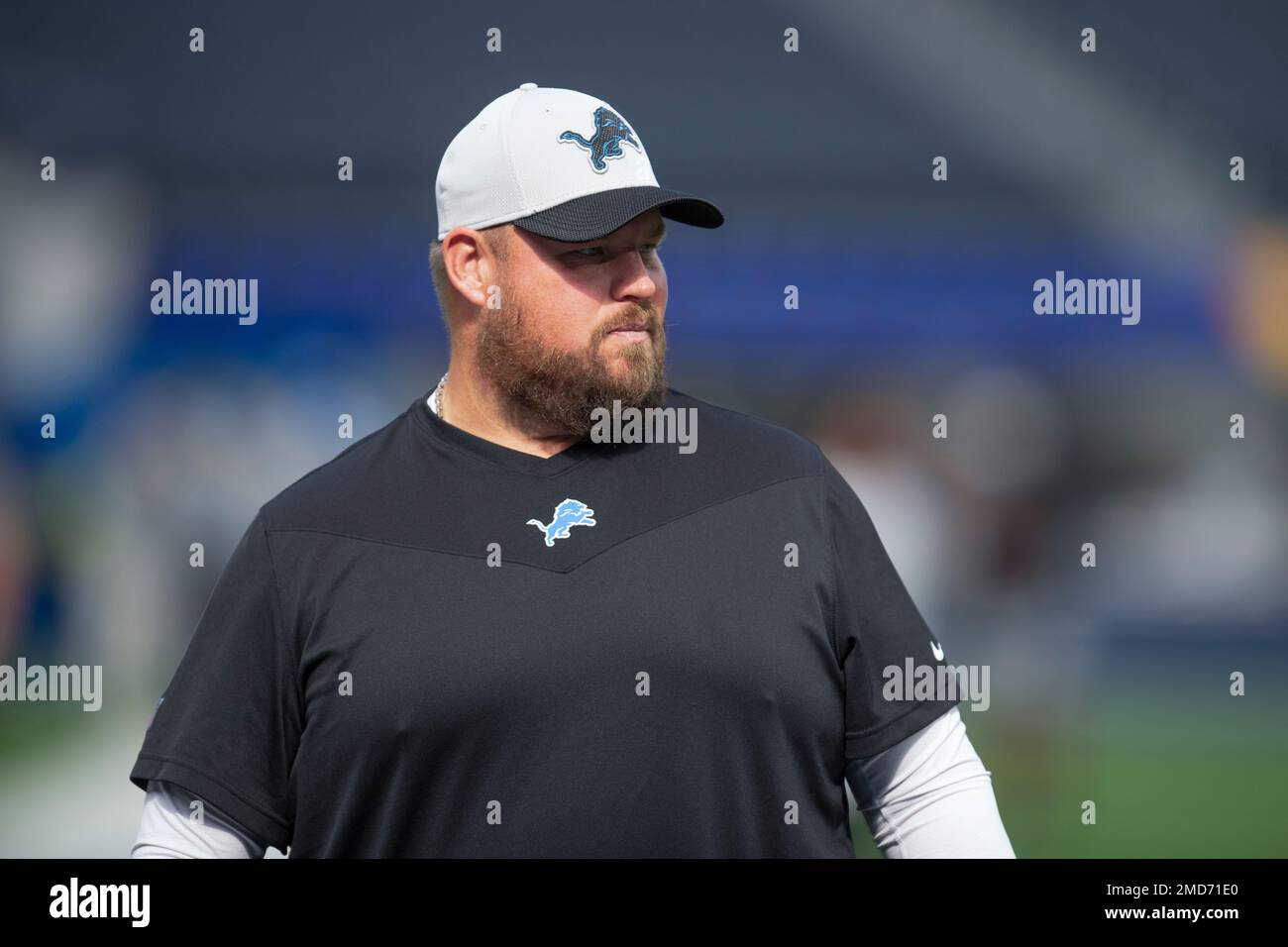 Detroit Lions offensive line coach Hank Fraley watches the players warm ...