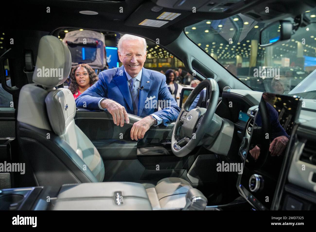 Reportage: President Joe Biden looks at the Ford F-150 Lighting while ...