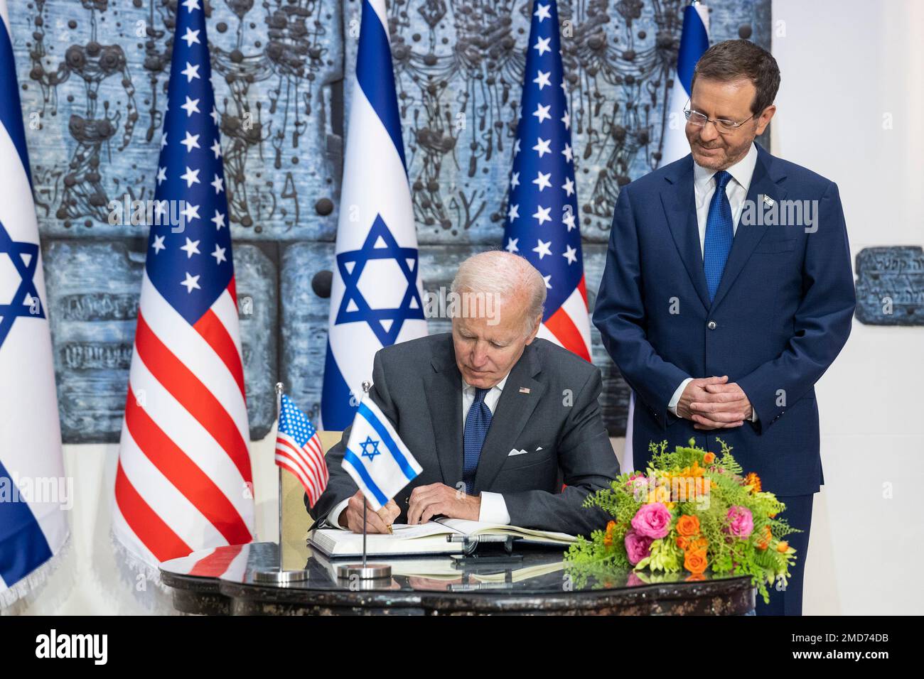 Biden signs the guestbook hi-res stock photography and images - Alamy