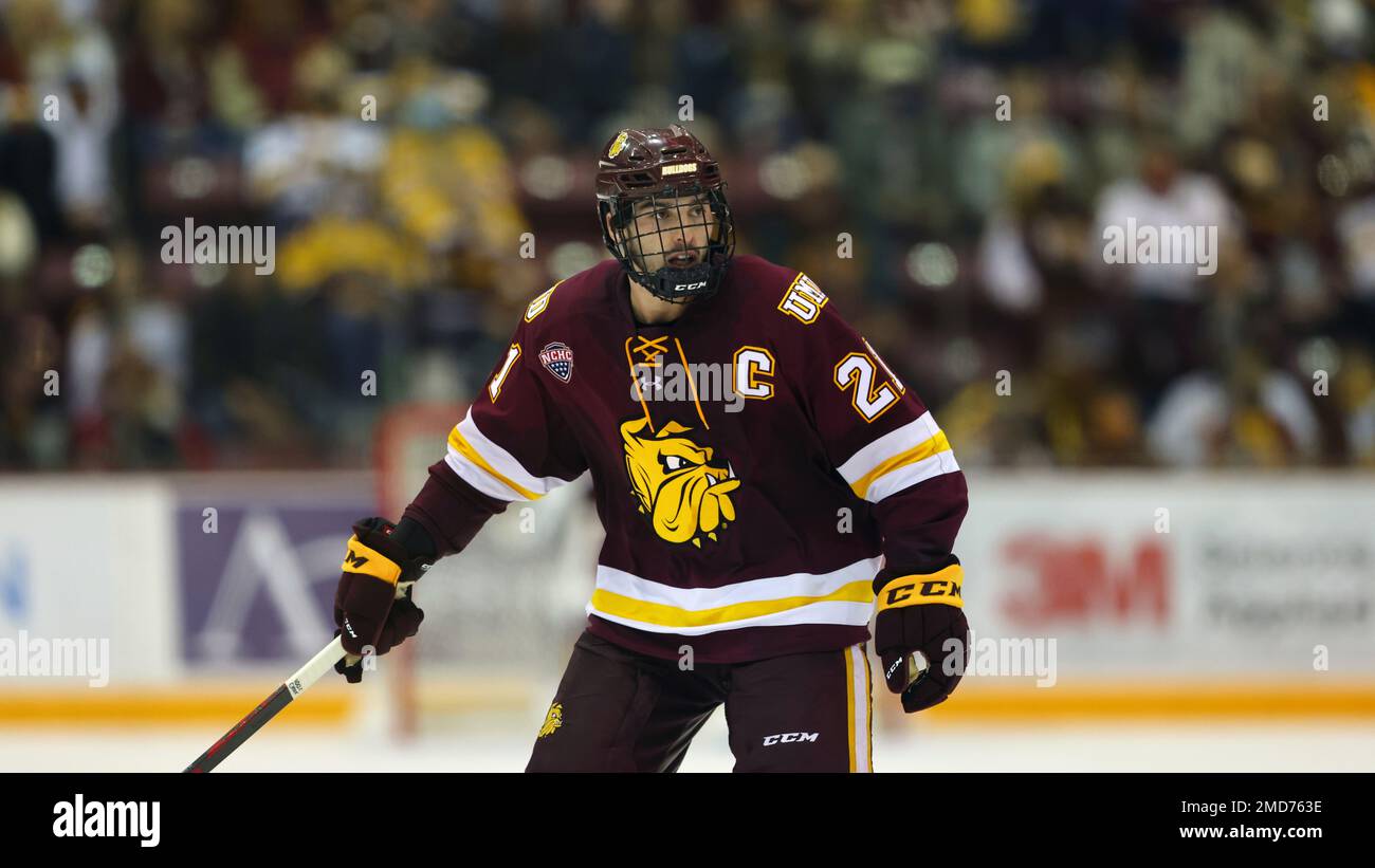 Minnesota Duluth forward Noah Cates (21) during an NCAA hockey game on ...