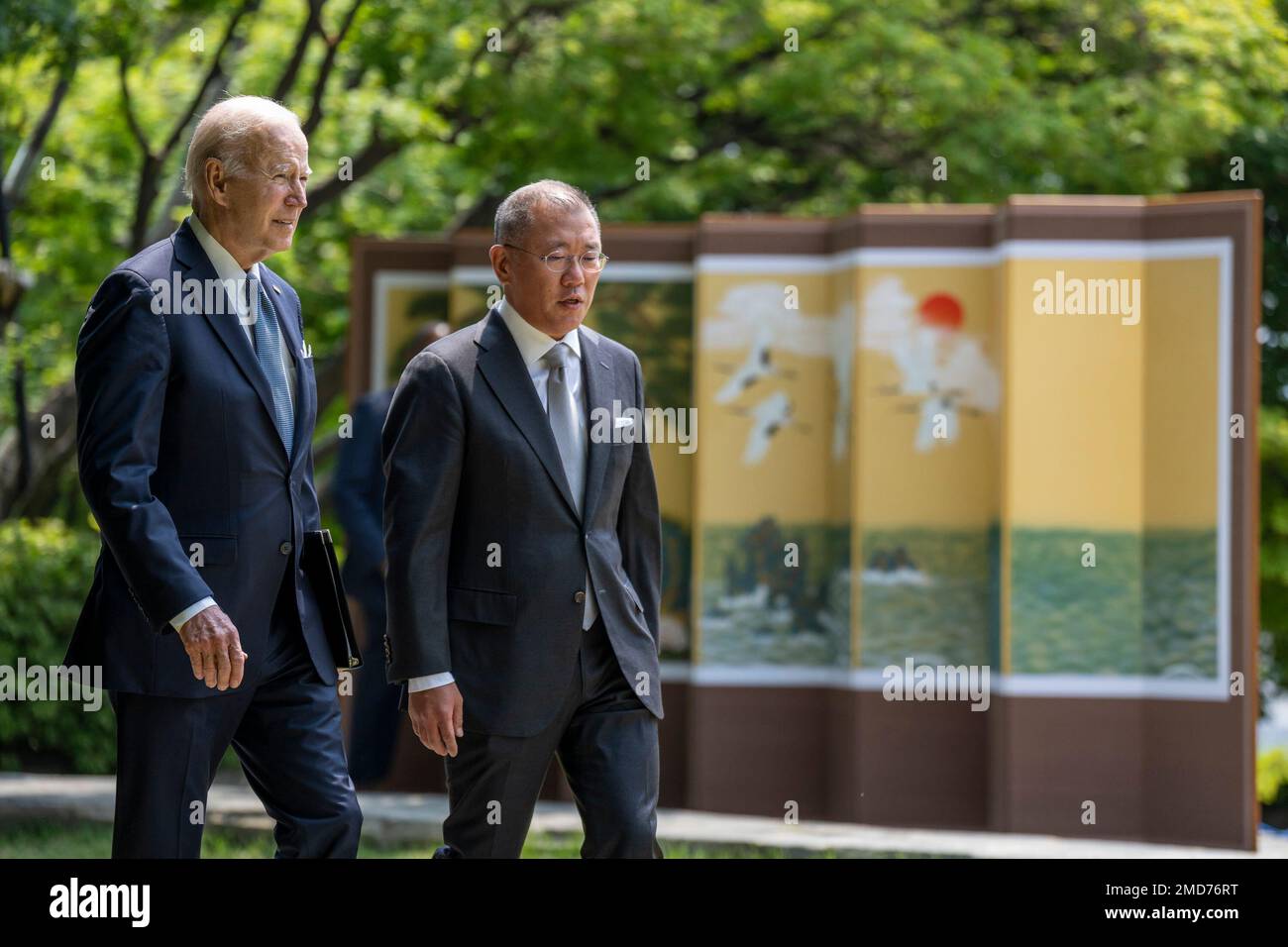 Reportage: President Joe Biden walks with Chairman of the Hyundai Motor ...