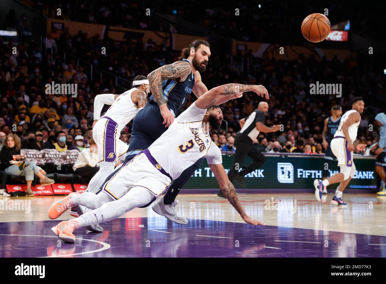 Los Angeles Lakers forward Anthony Davis (3) passes the ball next to ...