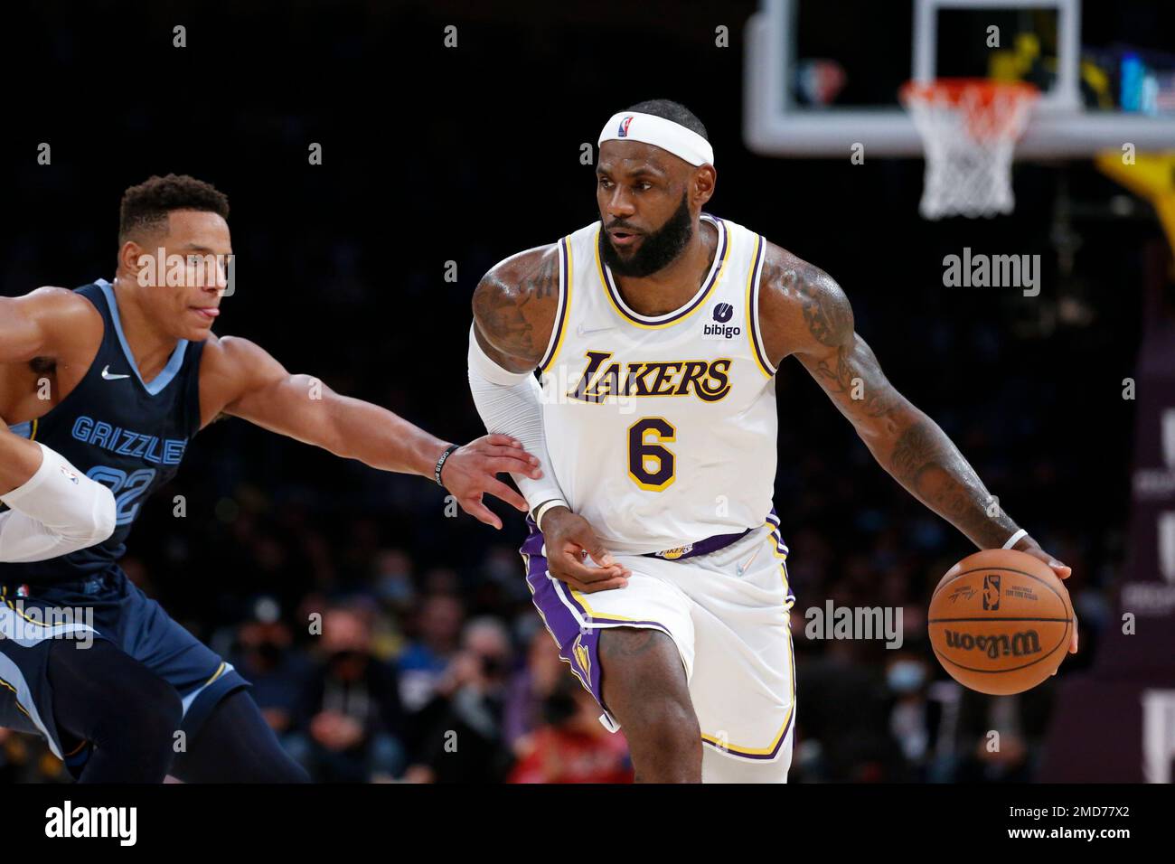 Los Angeles Lakers forward LeBron James (6) drives against Memphis ...