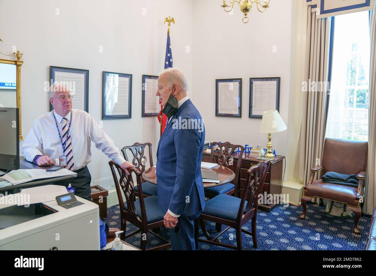 Reportage President Joe Biden Speaks With Senior Adviser Mike Donilon
