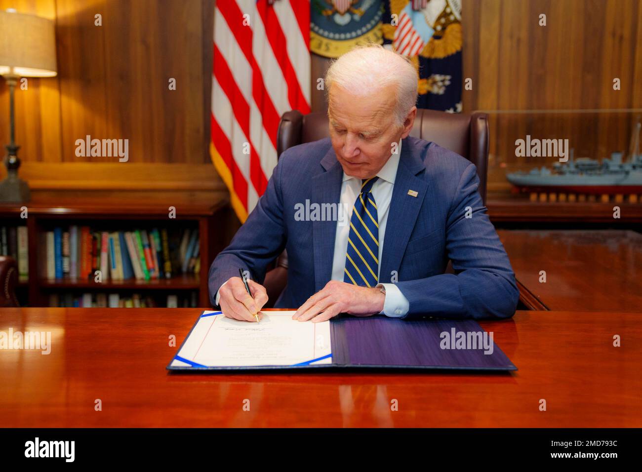 Reportage: President Joe Biden signs H.J.Res. 75, the "Extension of ...