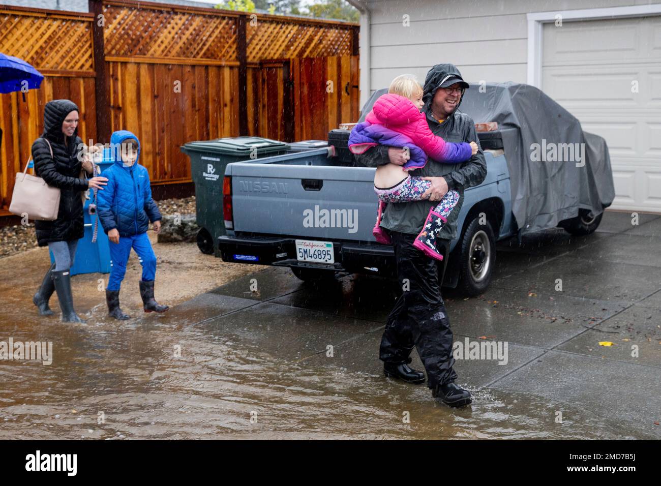 From right, Nathan Murray and Ruby Murray, 6, evacuate due to ...