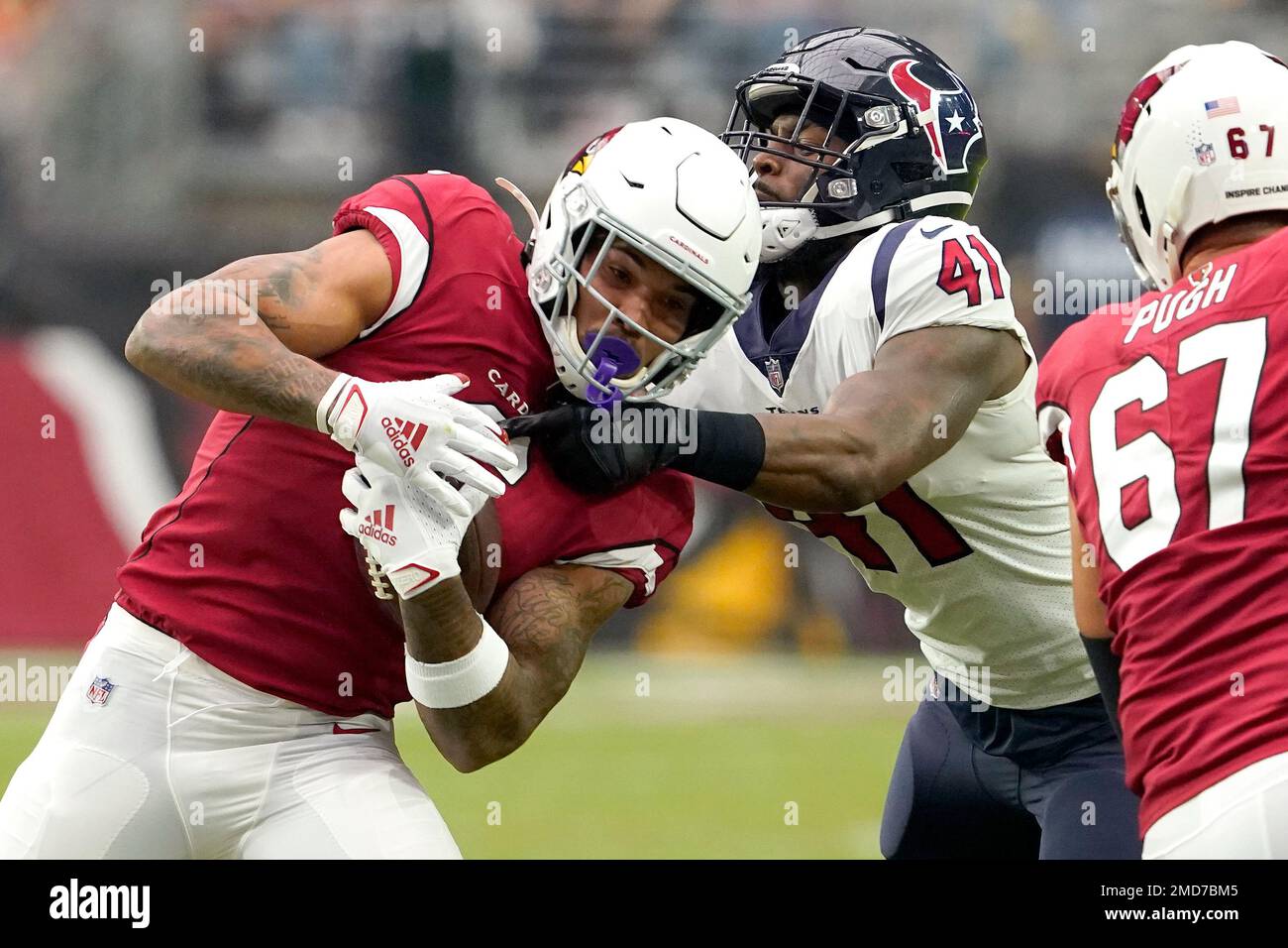 Arizona Cardinals running back James Conner avoids the tackle of ...